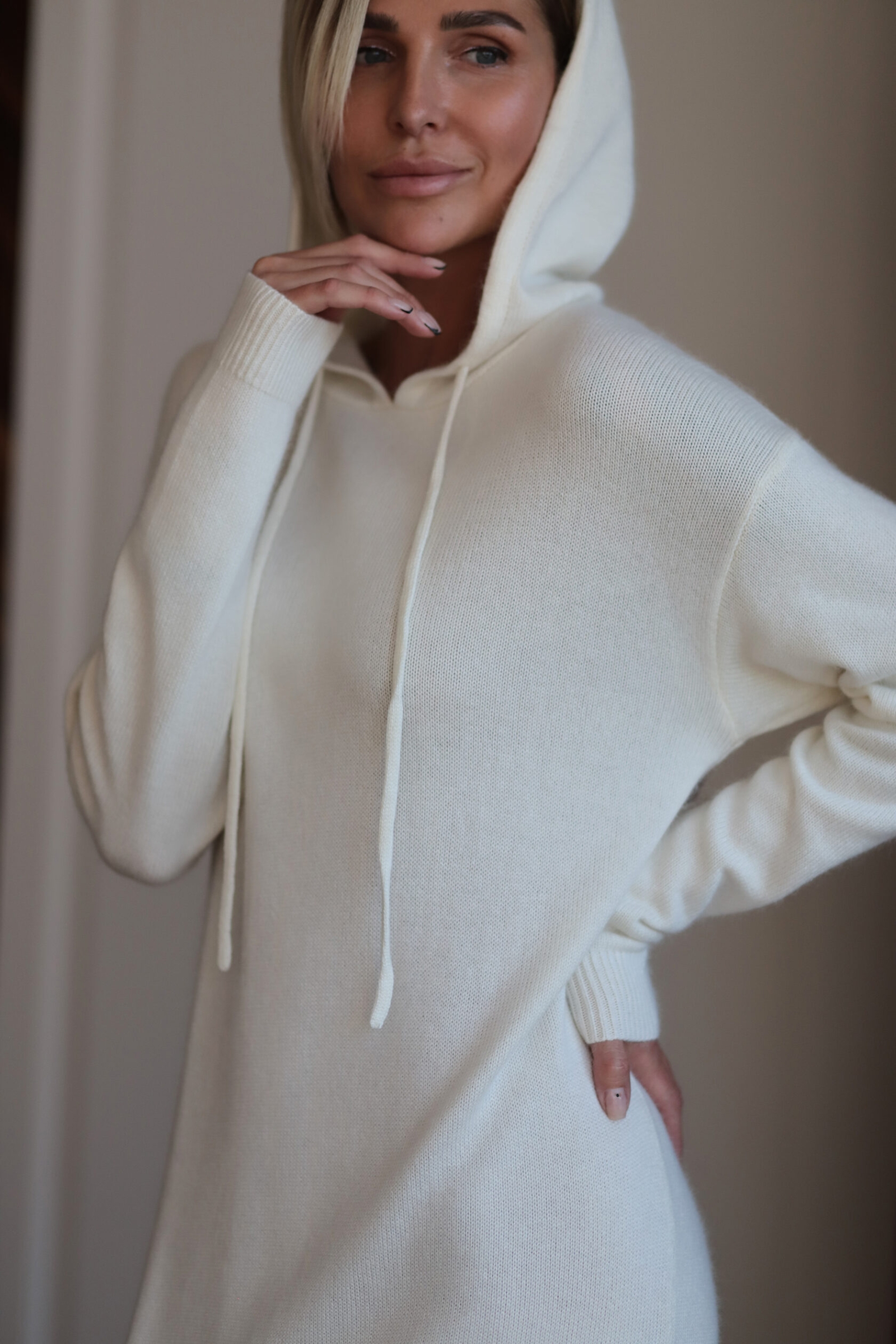 Платье из кашемира с капюшоном белое L202307-3080 купить в Москве — интернет-магазин Malmis