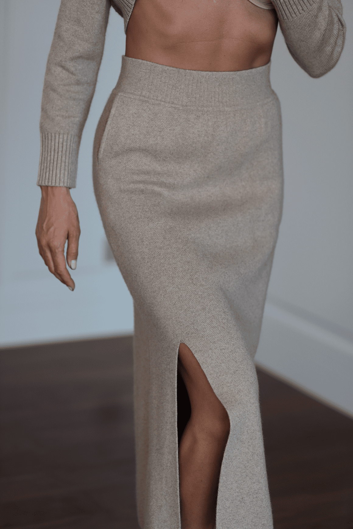 Юбка из кашемира с разрезом и карманами бежевая LND23-20-3023 купить в ...